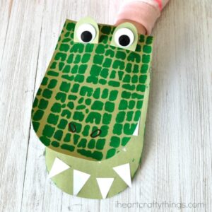 Awesome DIY Alligator Puppets - I Heart Crafty Things