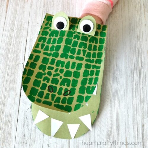 Awesome DIY Alligator Puppets - I Heart Crafty Things